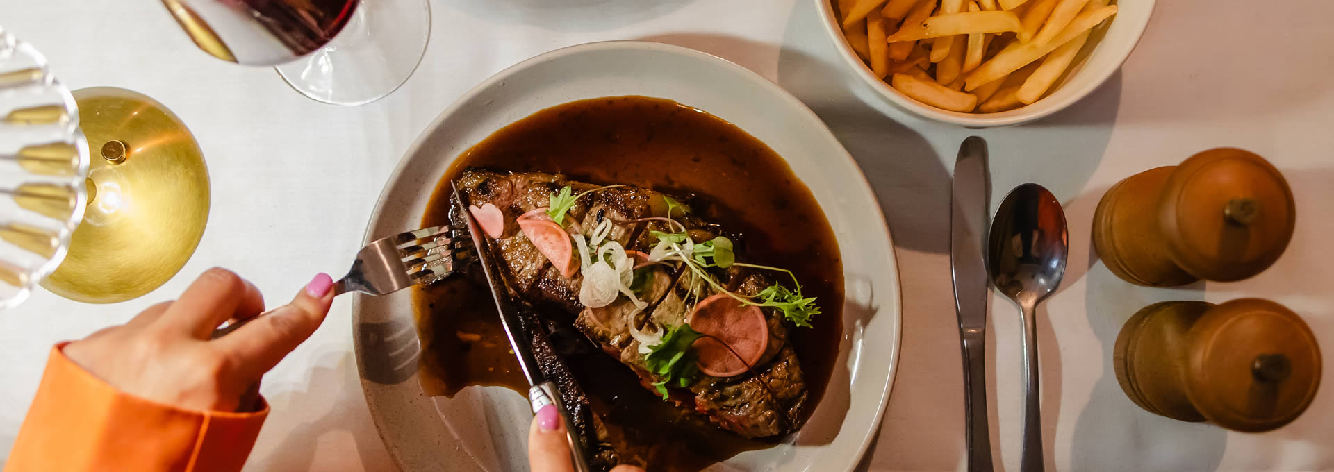 Brisbane's Coastal Shoreline: Waterloo Bay Hotel and Pub Rooms